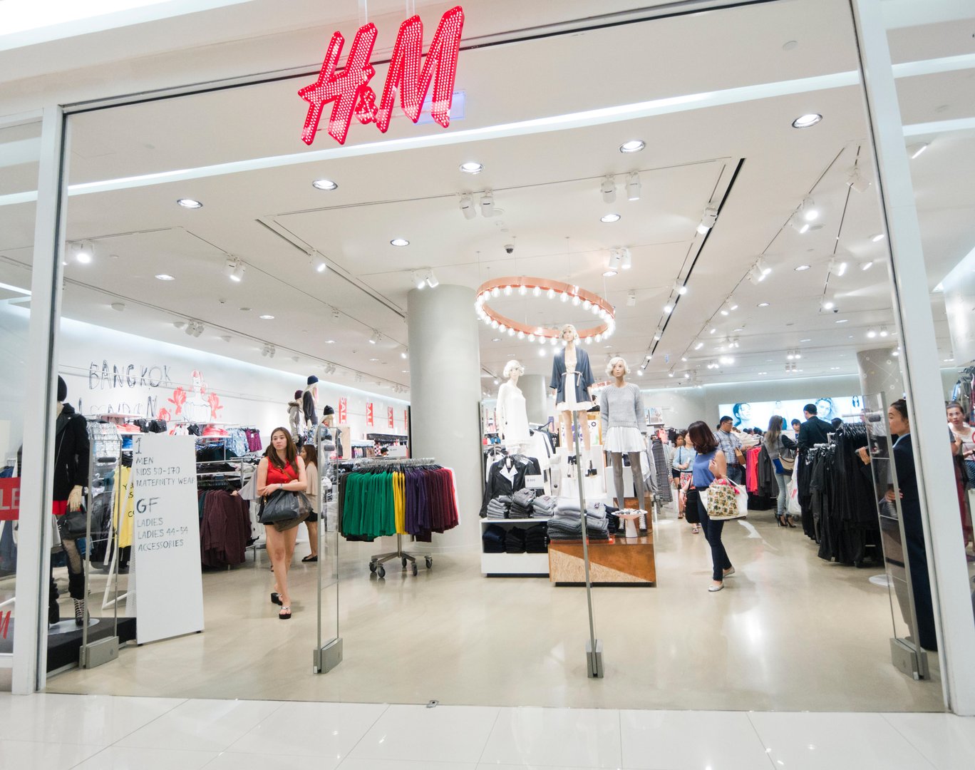 TRIK modne urednice: Tako boš v H&M našla premium kose, ki jih nosijo ...