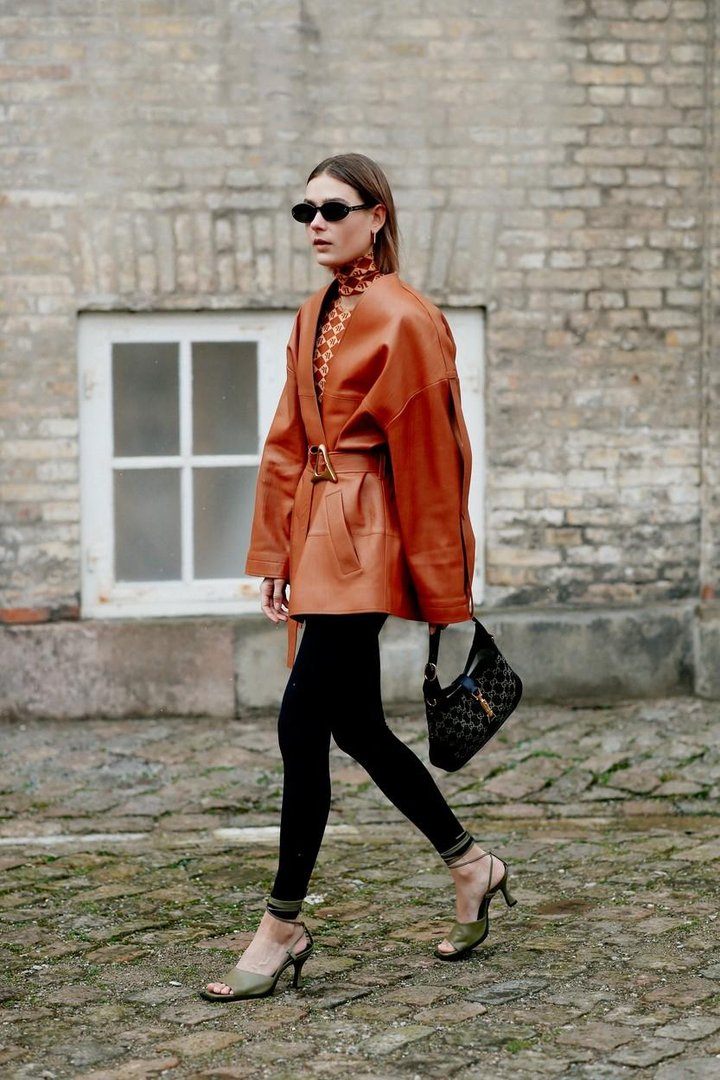 To je način, kako nositi pajkice, da boš v njih videti modno in dobro ...