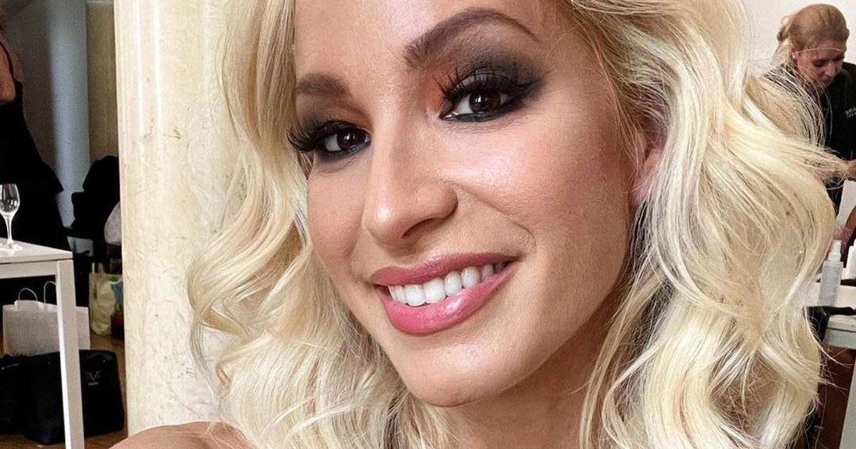 Pevka Alya objavila zapeljivi fotografiji v rdečem bikiniju in ...