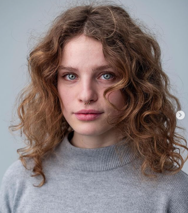 Se tudi tebi ta igralka iz Skrito v raju zdi zelo znana? Vidiš jo lahko ...