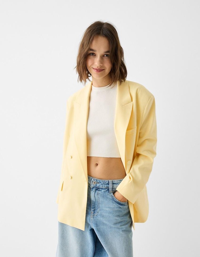 Bershka ima v ponudbi čudovit kompletek v barvi sezone (ki ga preprosto ...