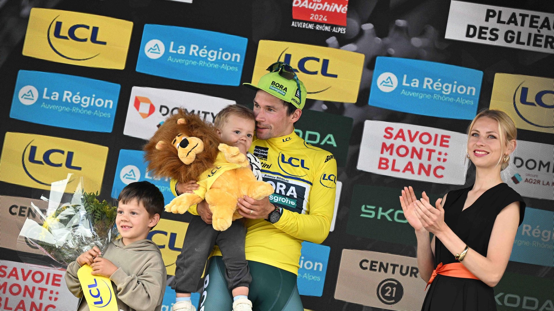 Ja pa iii! Ne le starejši sin Lev, zdaj se je Rogliču na odru pridružil ...