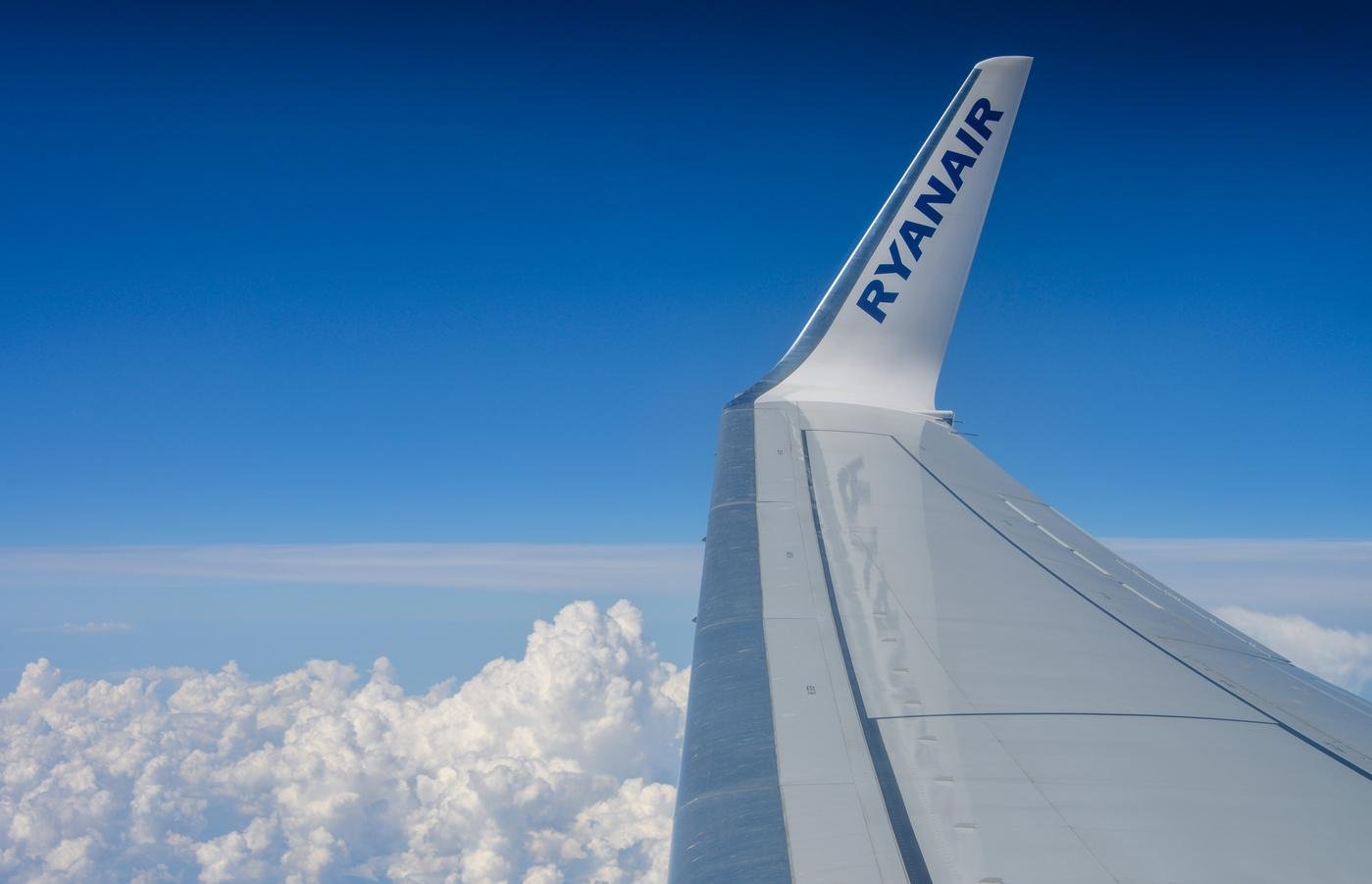 Moramo na letalu res obvezno vklopiti letalski način? TO odgovarja ...