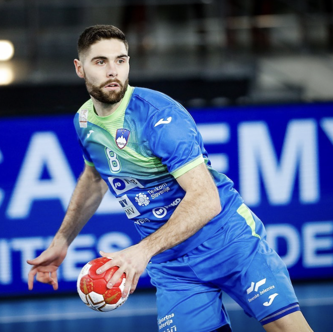 Poglej, kako prelepo ženo in prikupna sinova ima naš rokometaš Blaž ...