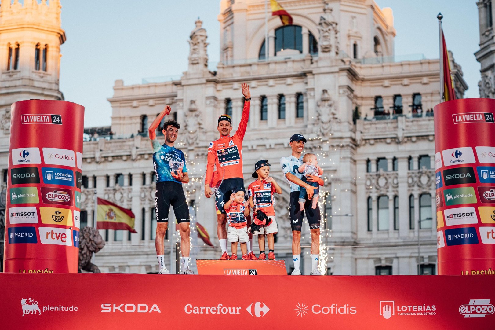 FOTO: Roglič zmago na odru proslavil tudi s svojima sinovoma (in ne boš ...