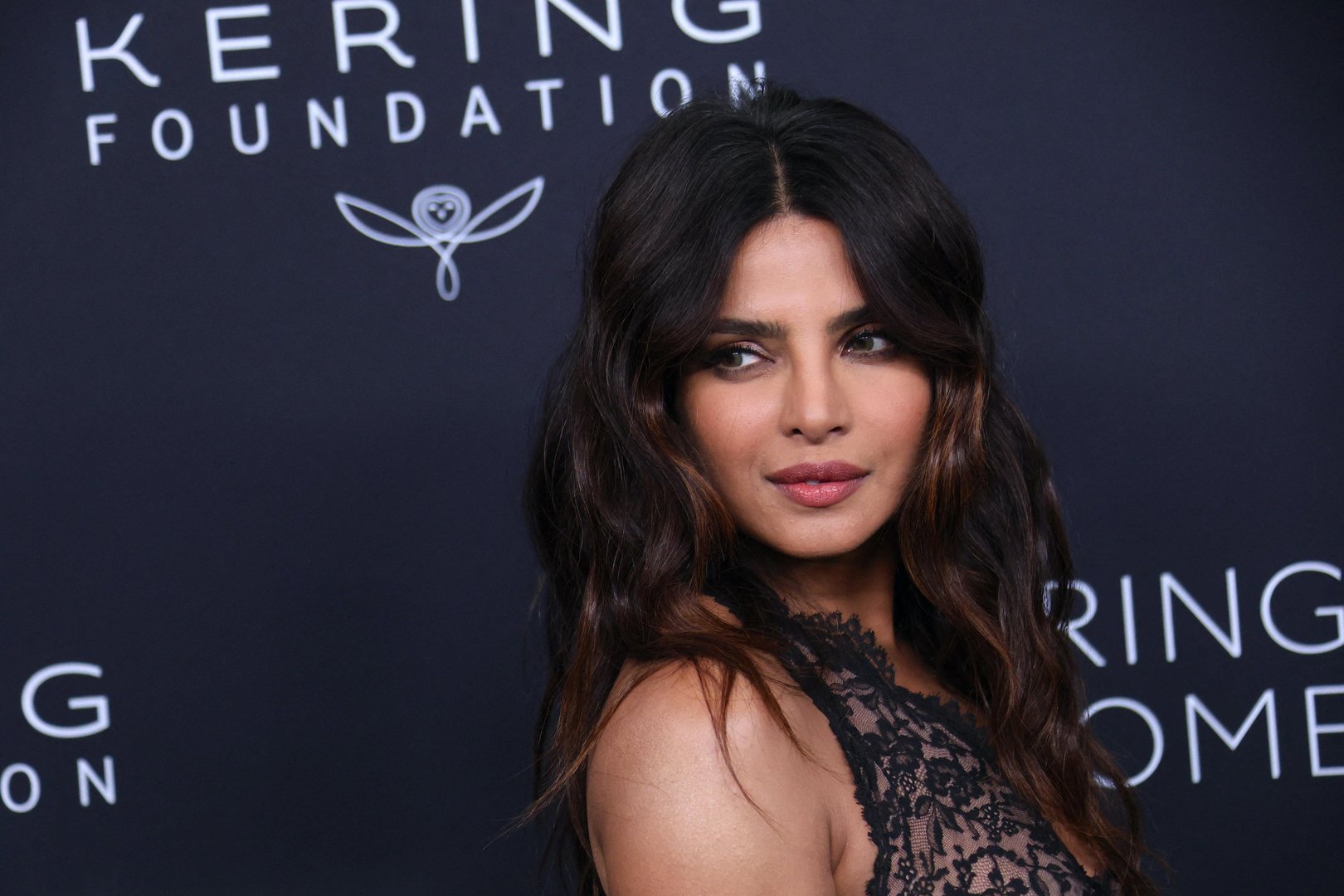 To je Armanijevo tekoče senčilo, s katerim je obseden celoten TikTok ...