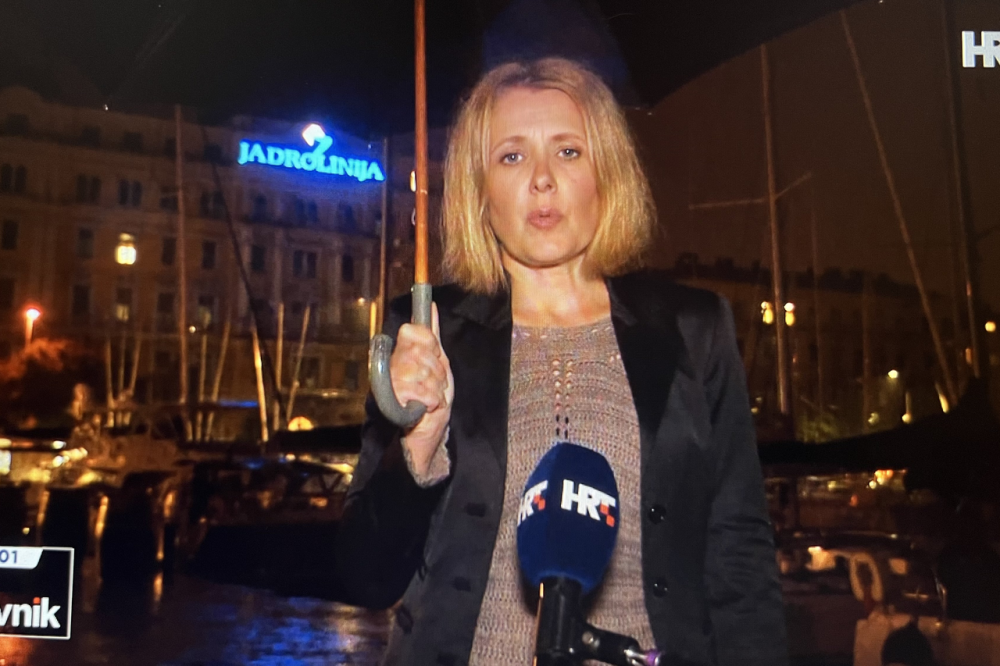 Novinarka nacionalne televizije med prenosom v živo začela jecljati ...