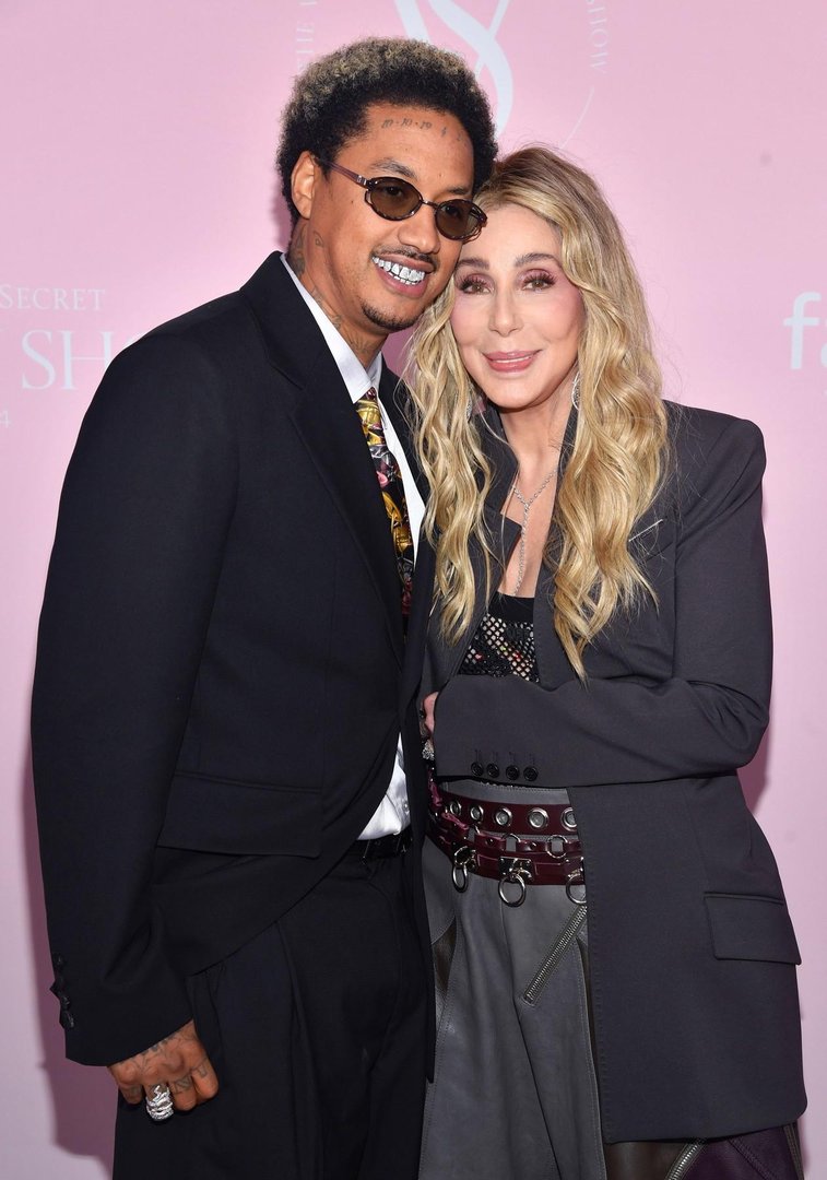 Poglej viralen VIDEO 78-letne pop ikone Cher, ki je na odru dokazala ...