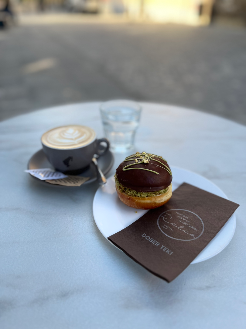 Ta priljubljena kavarna ponuja pravo specialiteto - dubajski krof, ki ...