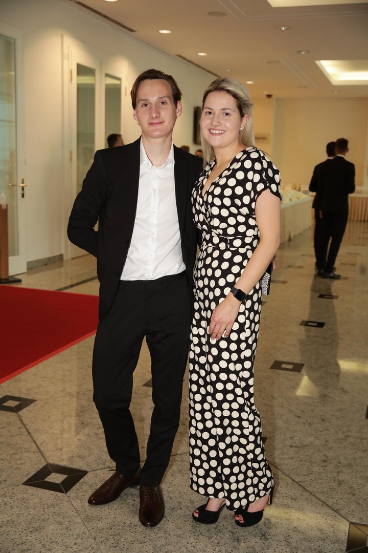 Vroči poljub pod Poncami! Si že videla dekle, ki jo je Domen Prevc po rekordu privil k sebi ...