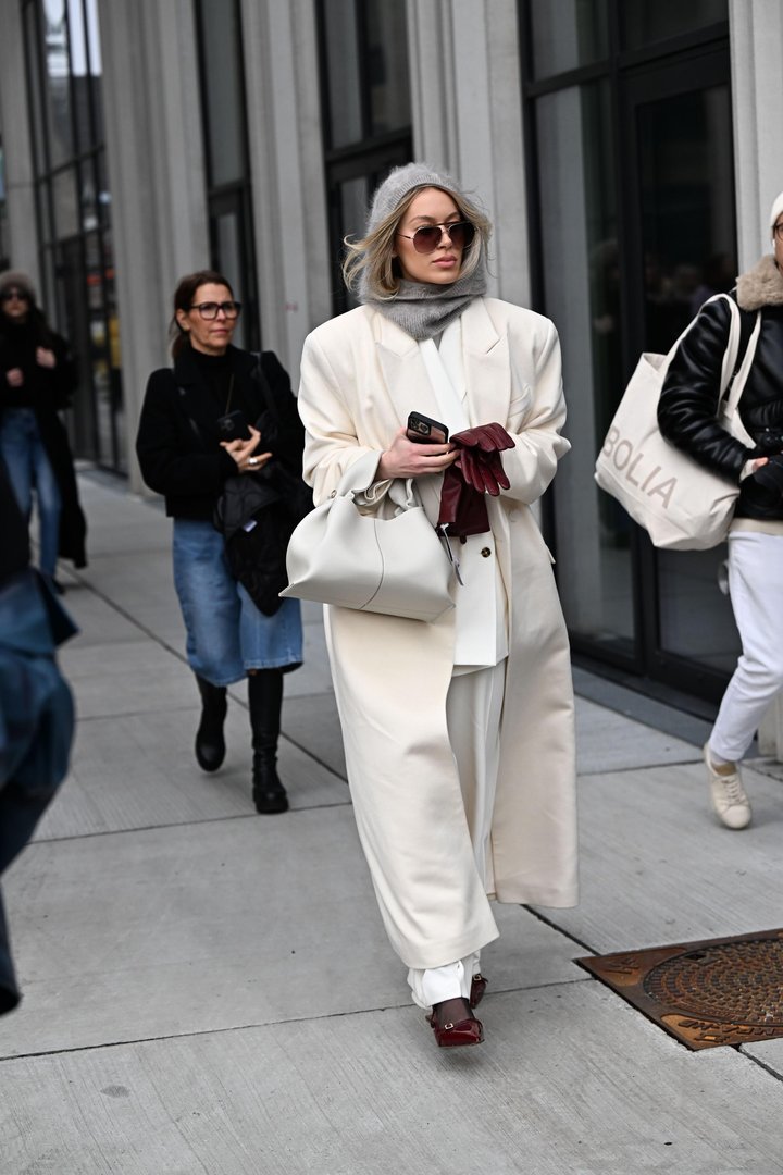 Pozabite na črno, plašč v tej barvi je vse, kar potrebujete za ...