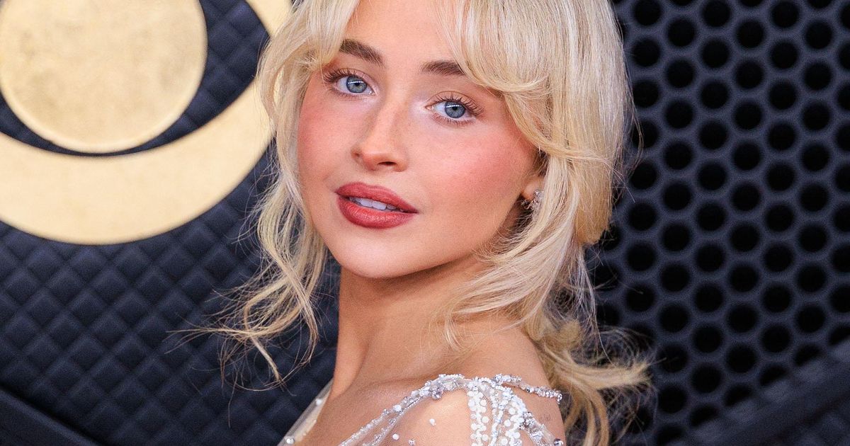 Nebeška obleka Grammyjev 2026: Sabrina Carpenter v unikatni Valentino ...